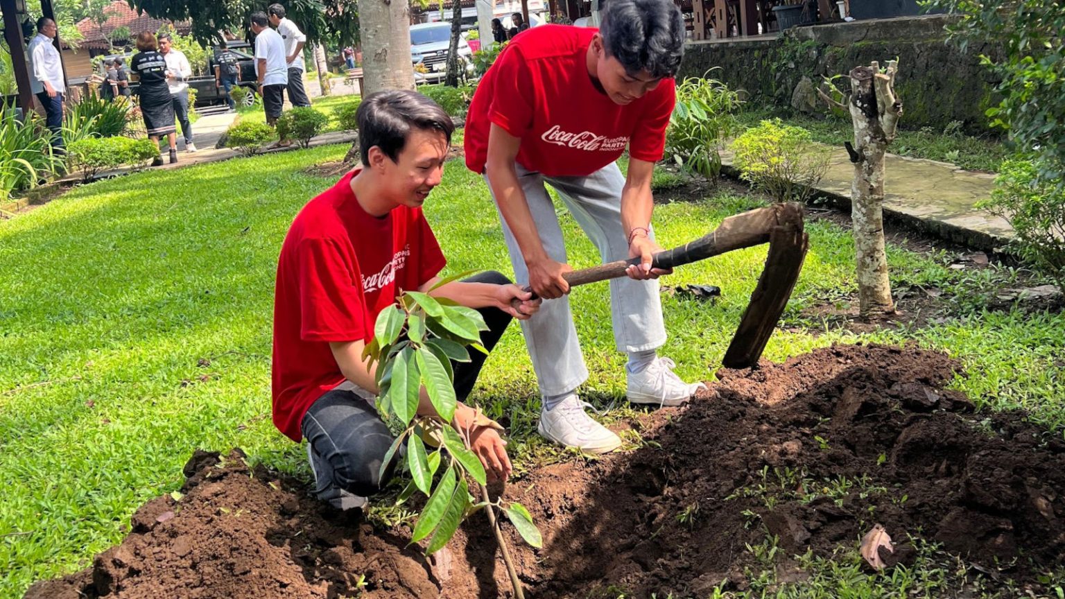 Penanaman Bibit Pohon di Kawasan Candi Borobudur - KAMAJAYA Scholarship